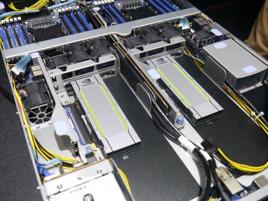 技嘉2路伺服器1U機箱搭4張GPU，可同時支援SCM | iThome